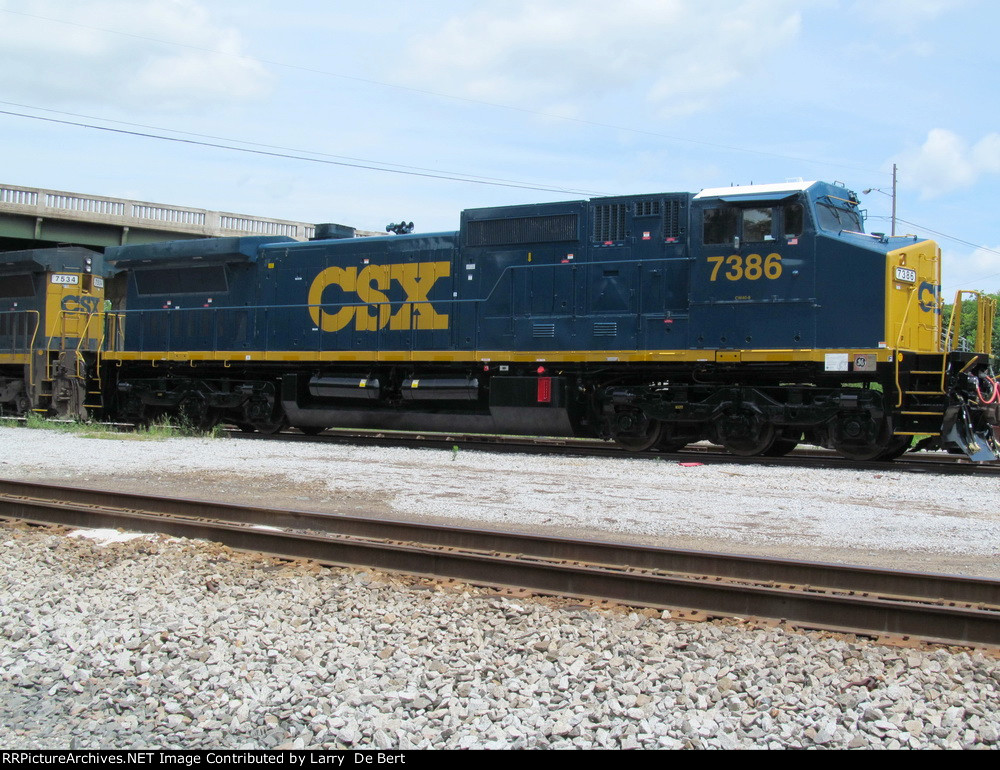 CSX 7386 sitting in the engine pocket